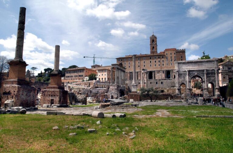 Rome, collapse of a tower at the Imperial Fora: four people rescued ...